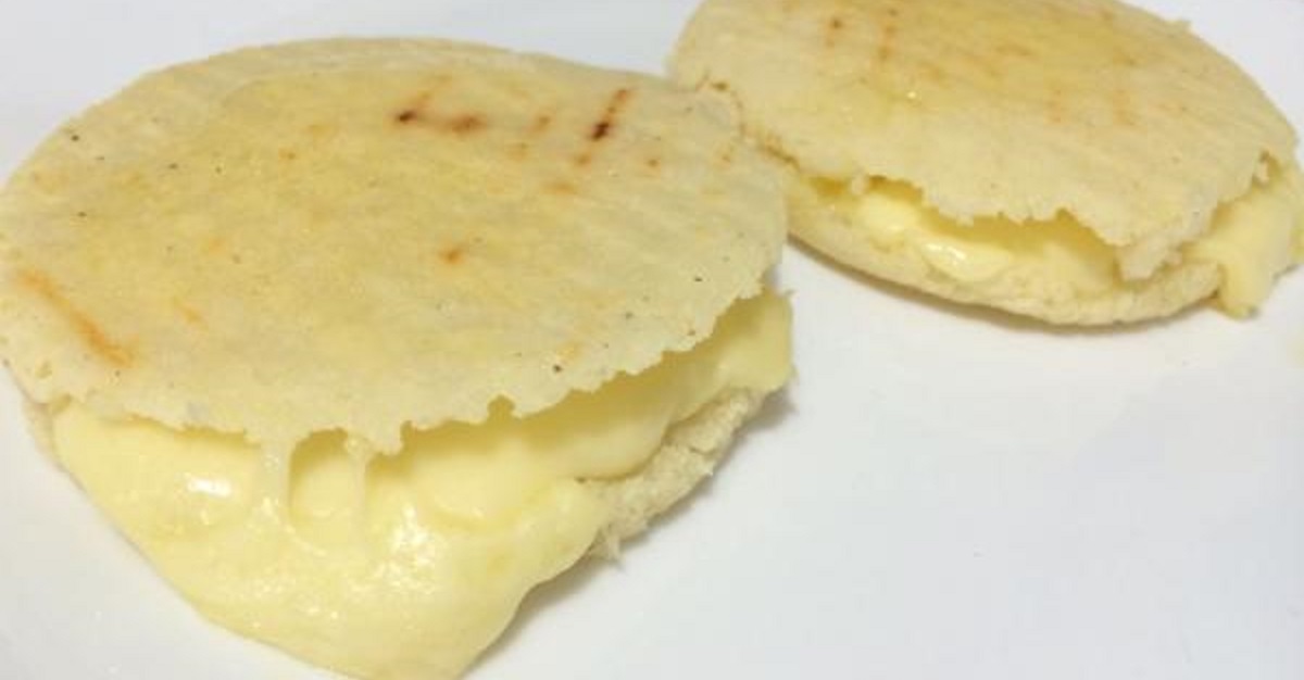 Haz Arepas Venezolanas Rellenas Con Queso En 15 Minutos | Delicias Blog