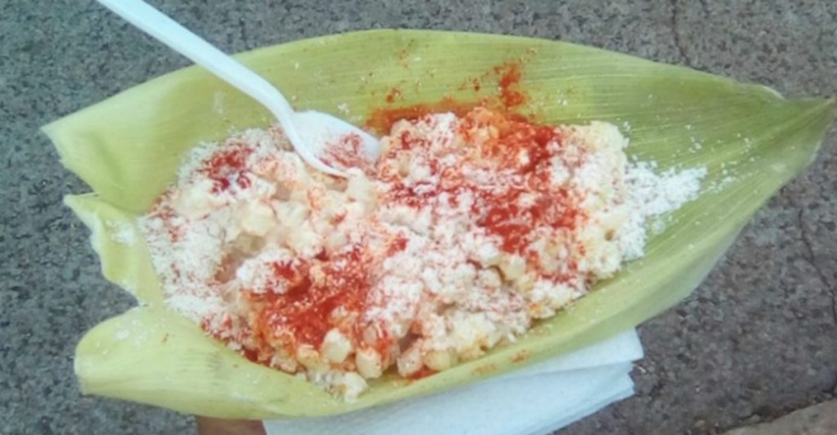 Comerciante De Elotes Usa Hojas De Maíz Como Platos Para Evitar El ...